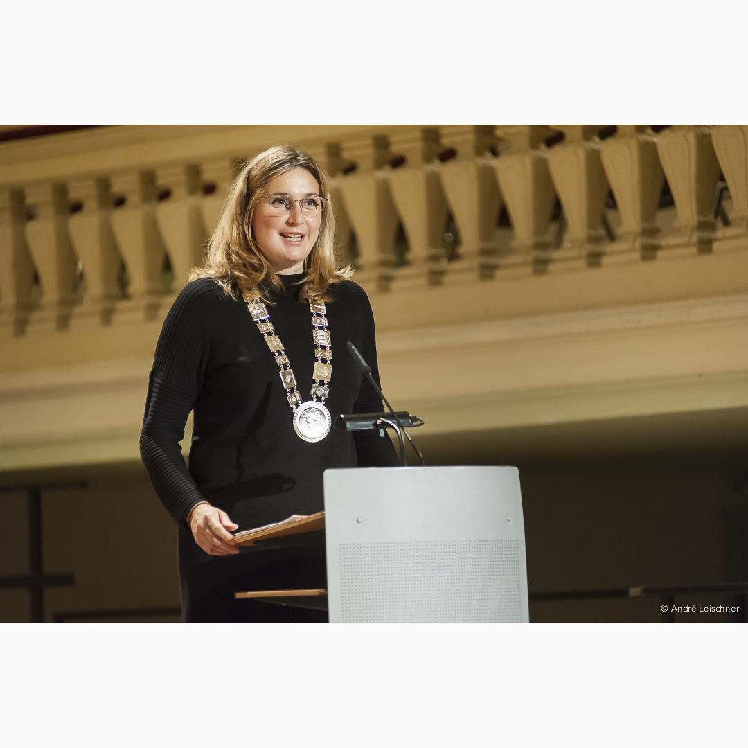 Oberbürgermeisterin Constance Arndt wird vereidigt >